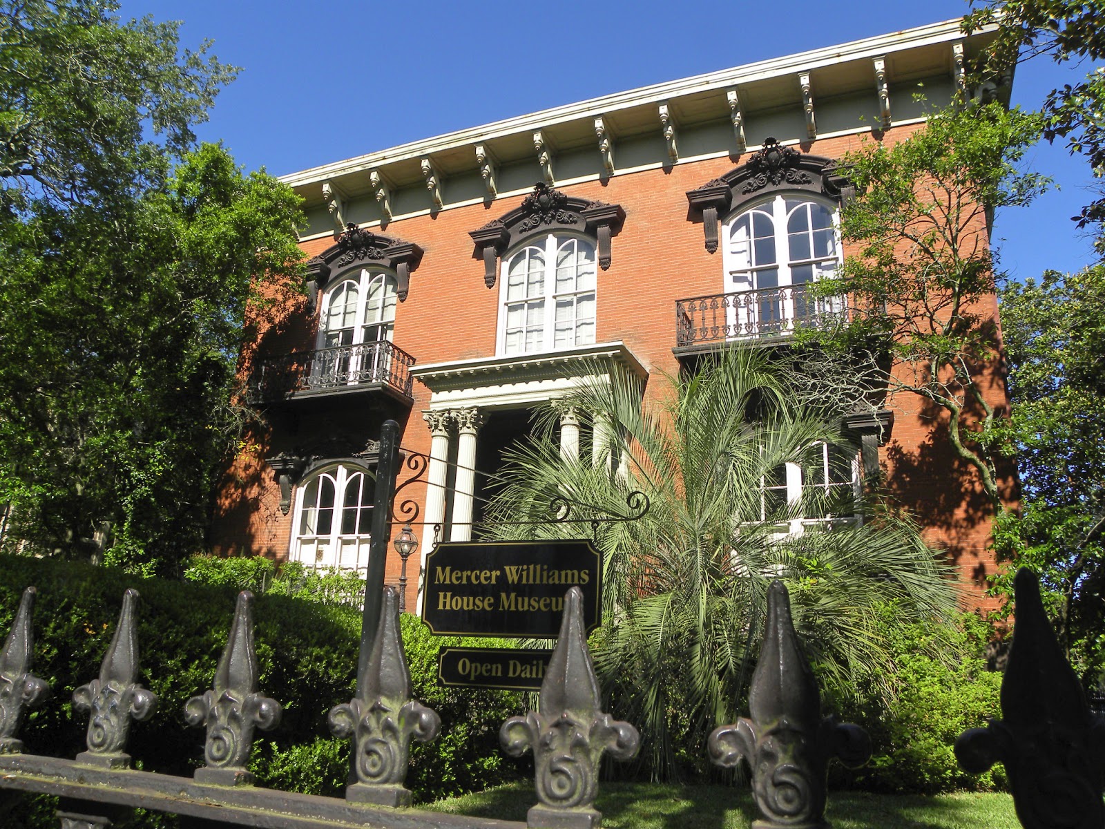 Cottage by the Sea : Midnight in the Garden of Good and Evil