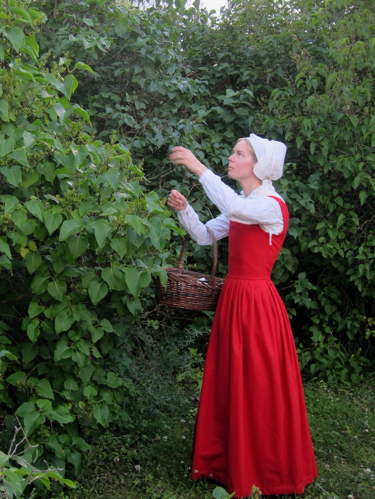 A Costuming Engineer: Elizabethan coif in two ways part 2: wearing it