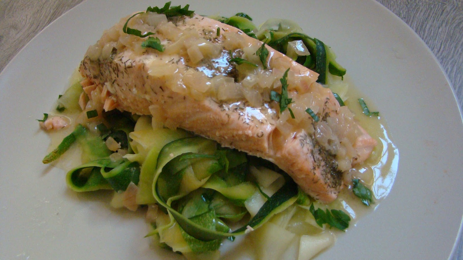 Comme un Goût de revenez-y !!: Tagliatelles de courgette au saumon et ...