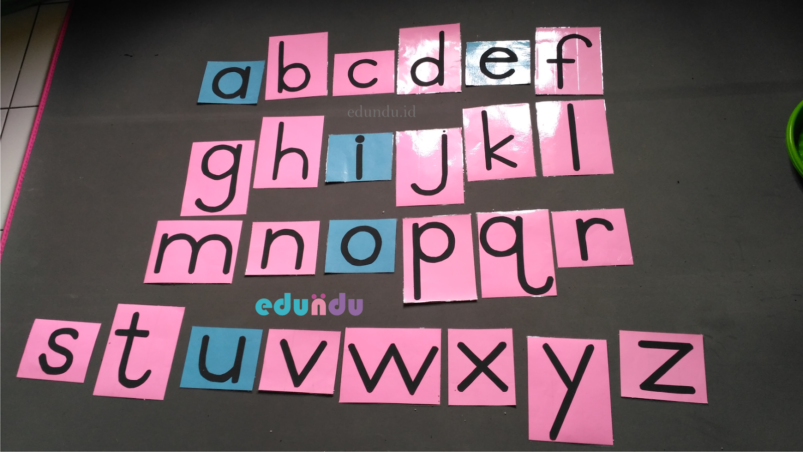 Pengenalan simbol huruf menggunakan Sandpaper Letters/Huruf raba Montessori