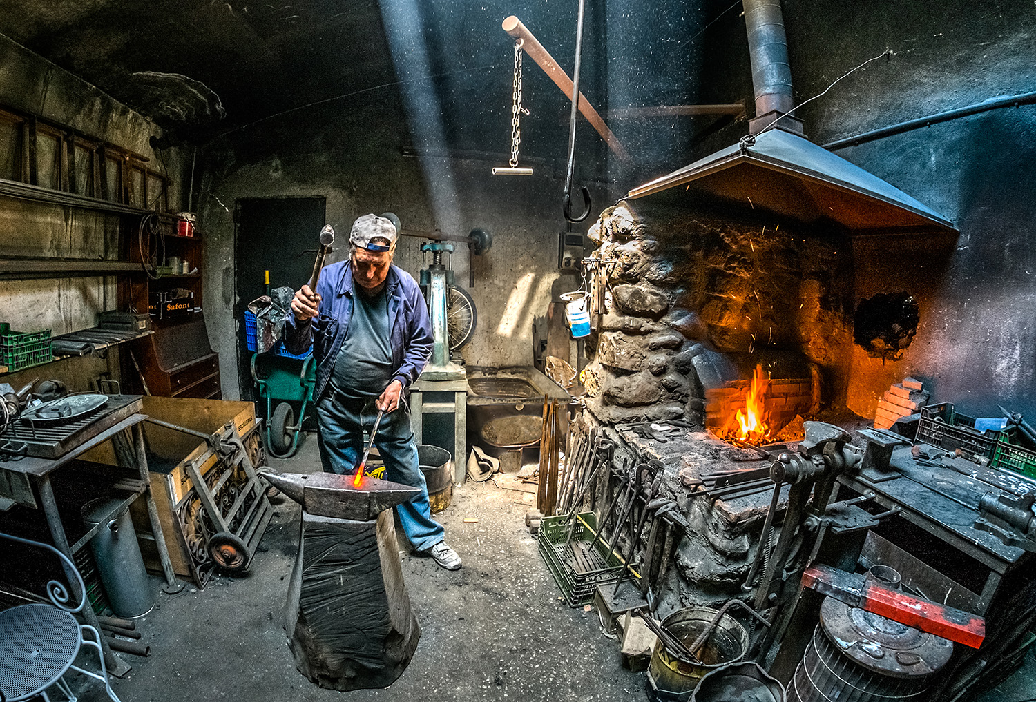 javiersanchez fotografía editorial: LA FRAGUA DE RICARDO, EL ÚLTIMO HERRERO