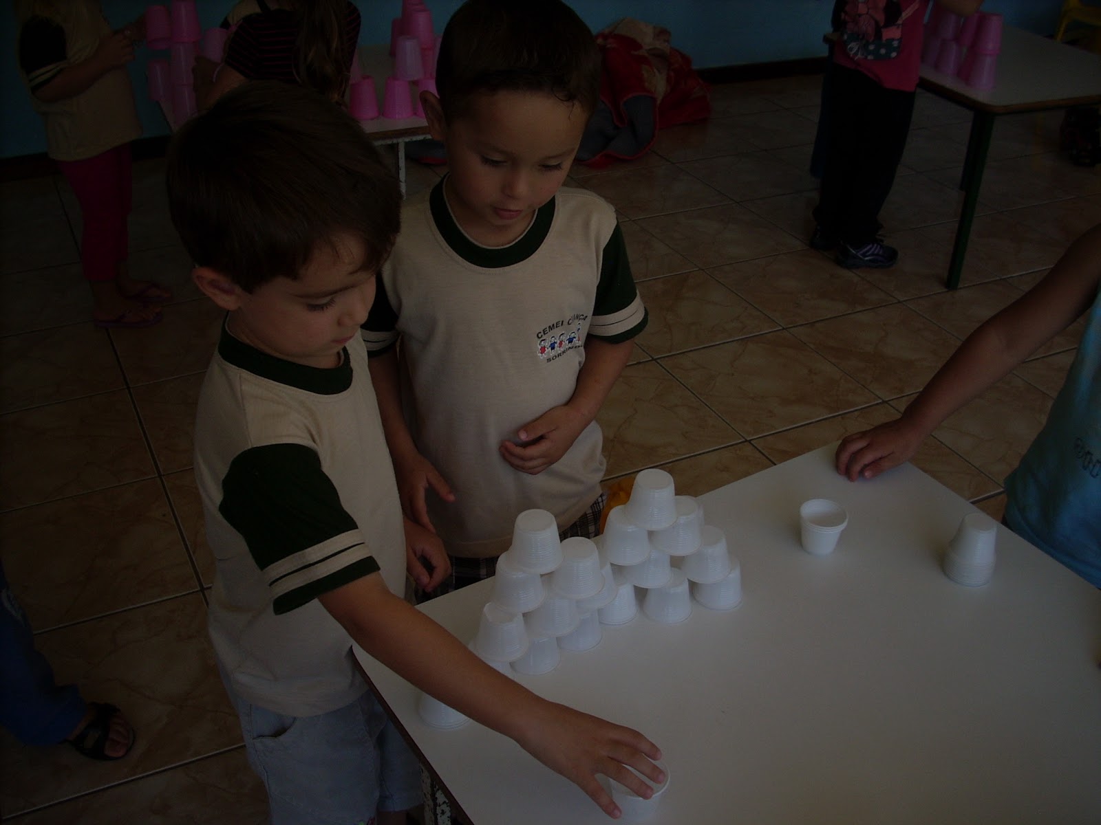 Atividades para Educação Infantil: Torre de copos