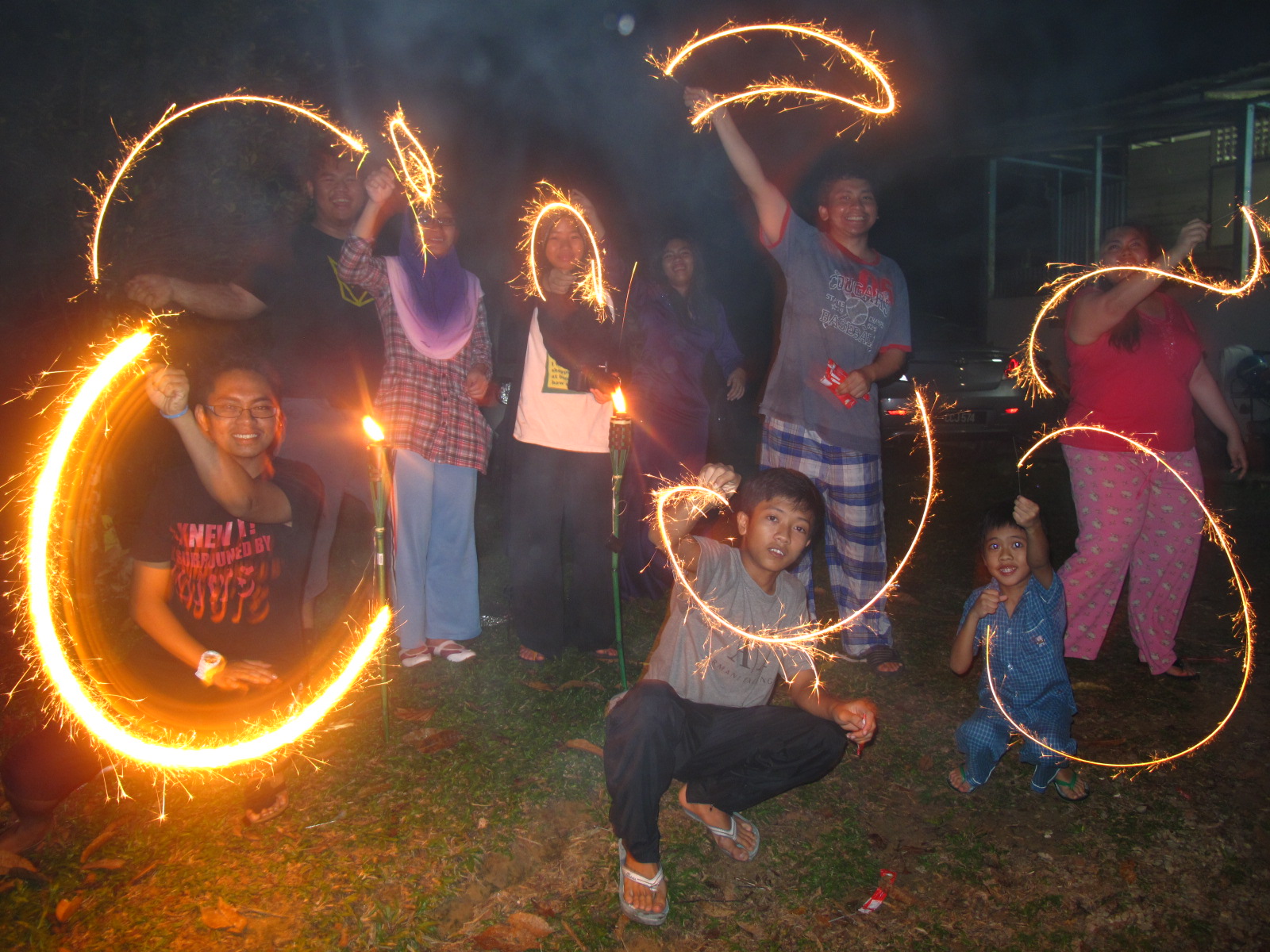 Hari Raya 2012 : Aksi bermain bunga api yang melampau! ~ ::bila aku ...