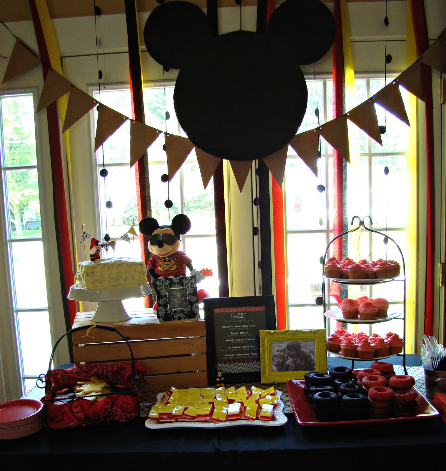 Cupcake Dreams and Paper Memories: Mickey Mouse Party Part 1: The Table ...