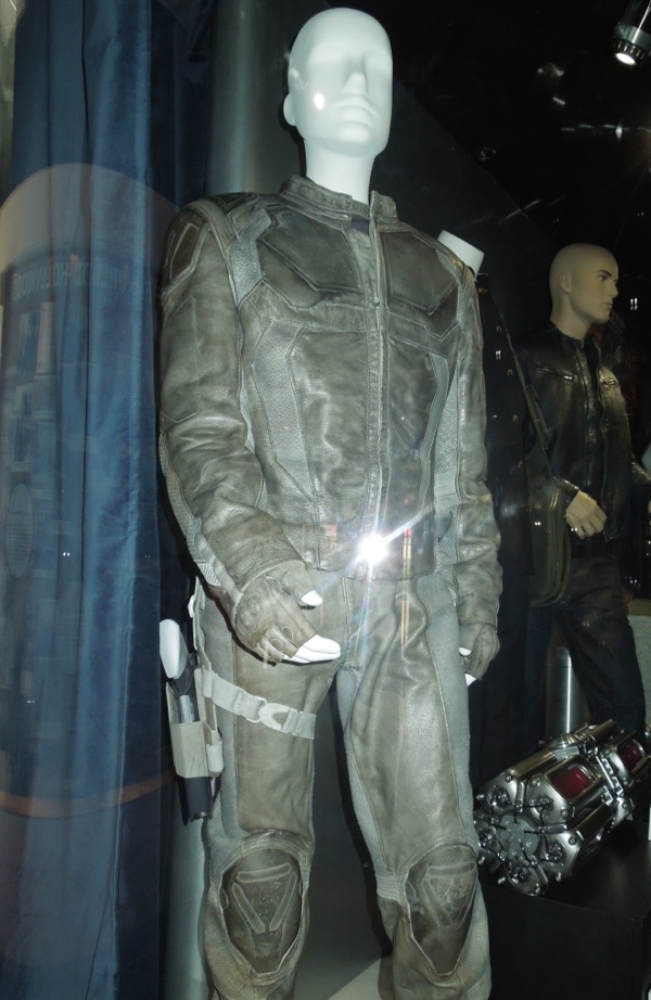 Hollywood Movie Costumes and Props: Tom Cruise's Oblivion costume and ...