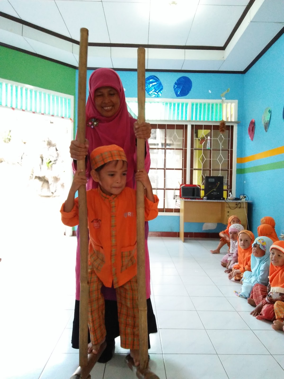 Paud Juara Tangerang Selatan: Mengenal Permainan Tradisional "Enggrang"