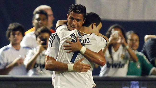Fan jailed for hugging Cristiano Ronaldo - dibzZZzopedia