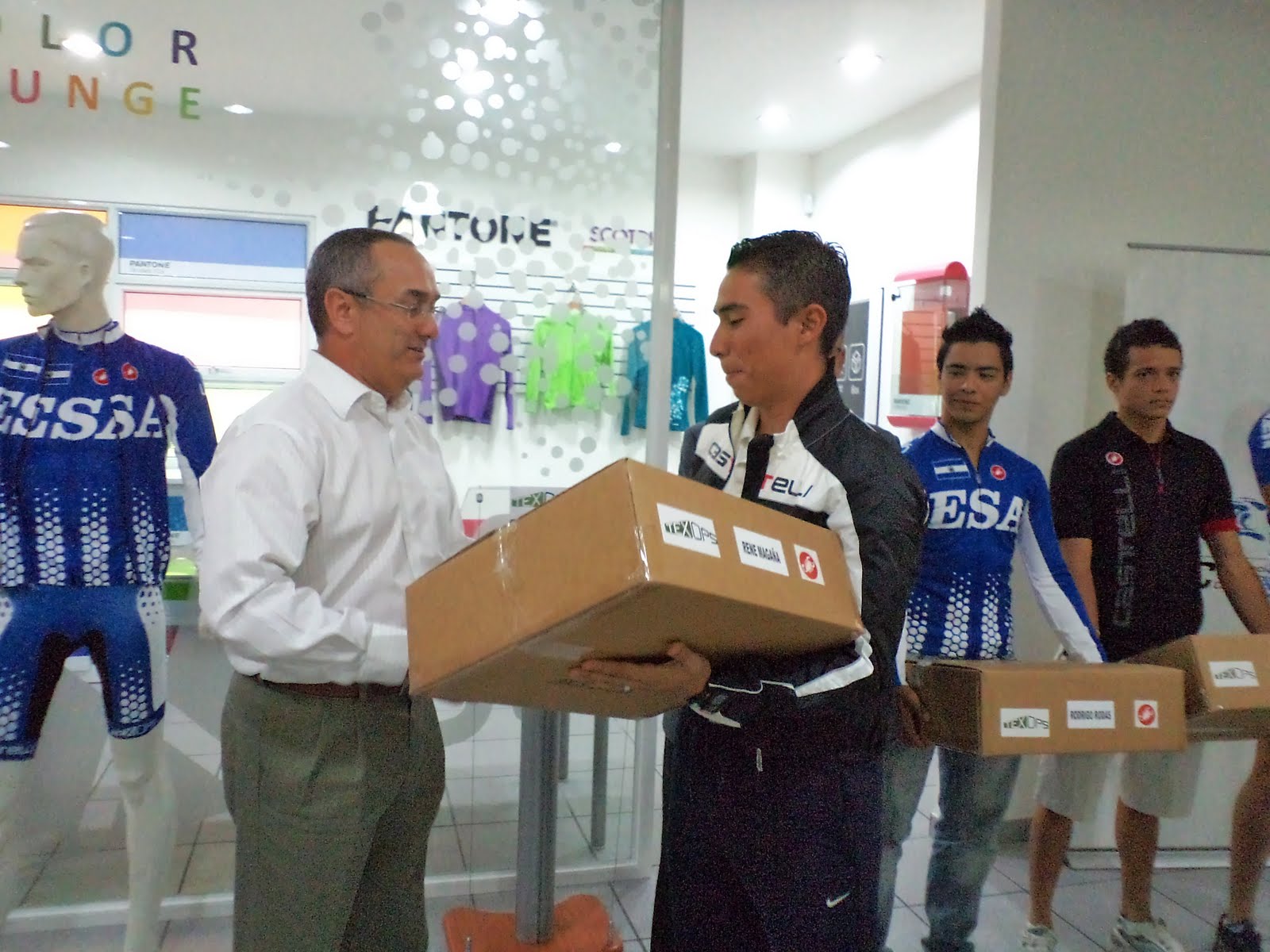 CICLISMO TOTAL: Textiles Opico, hizo entrega oficial de uniformes ...