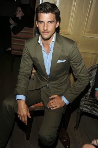 Como combinar un traje color verde arena - Elegantísimo