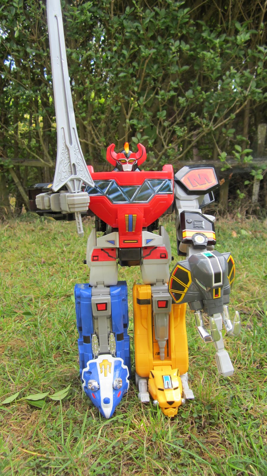 When Toys Rule The World: Review: Mighty Morphin Megazord