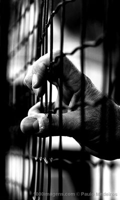 À son insu...: Prisão...