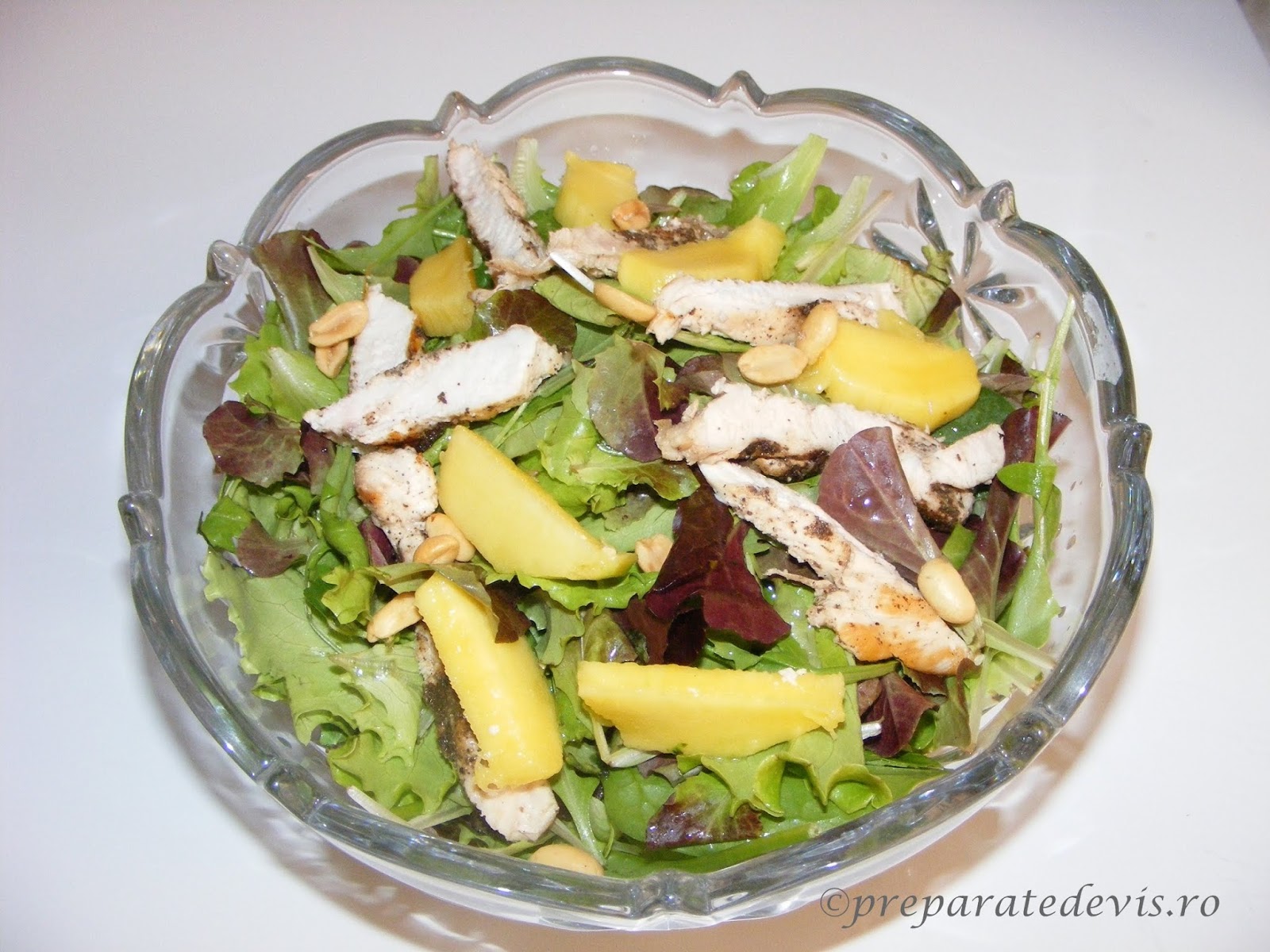 Salata cu piept de pui si mango | Preparatedevis.ro