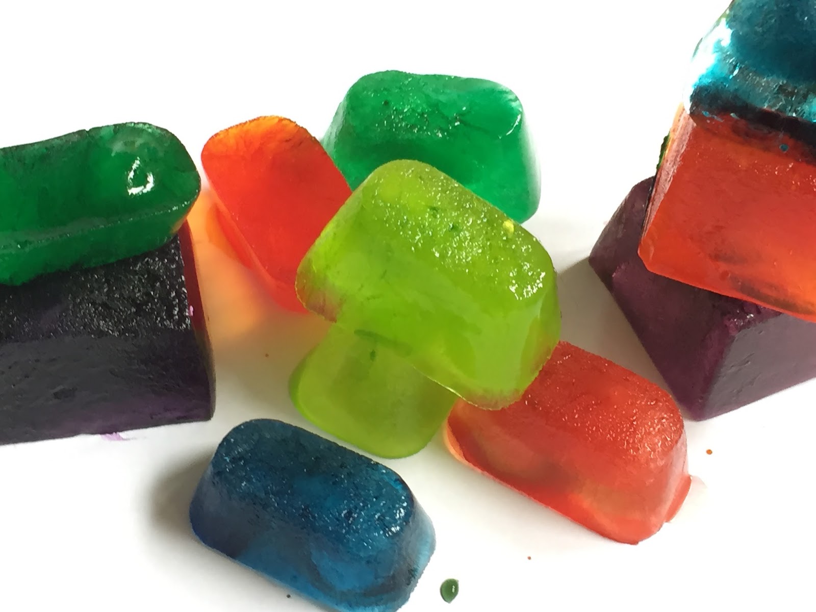 Mini Monets and Mommies: Colorful Ice Building Blocks for Kids