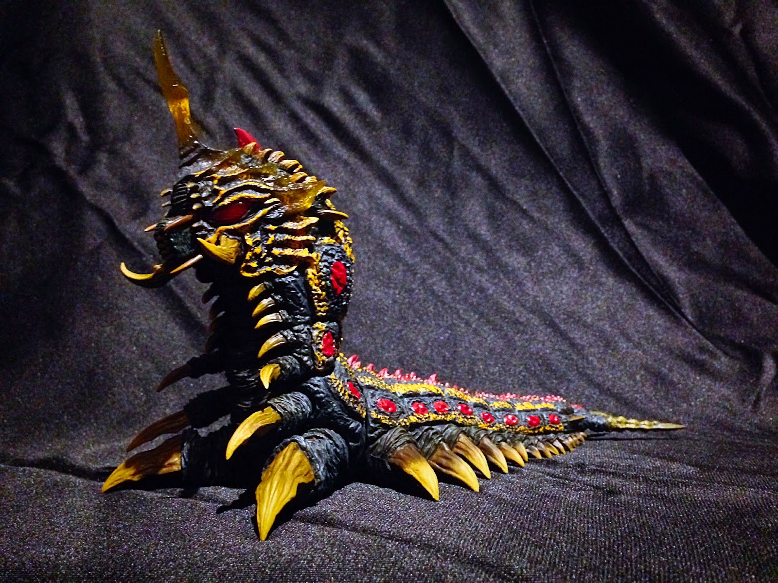 The Kaiju Planet: Figure Review: S.H. MonsterArts Mothra & Battra Larva Set