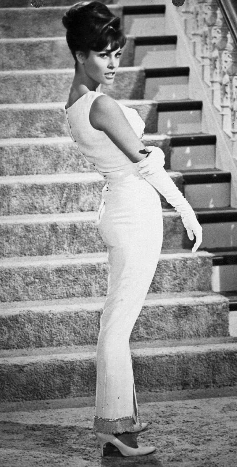 Slice of Cheesecake: Raquel Welch, pictorial