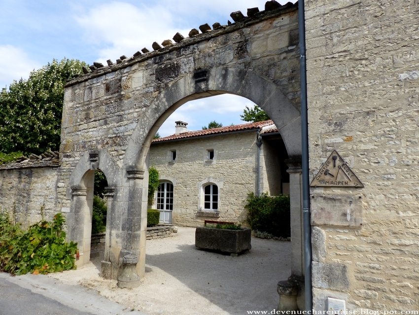 Devenue Charentaise: TUSSON, CHARENTE - VILLAGE EN PIERRES CHARENTAISES ET SES JARDINS