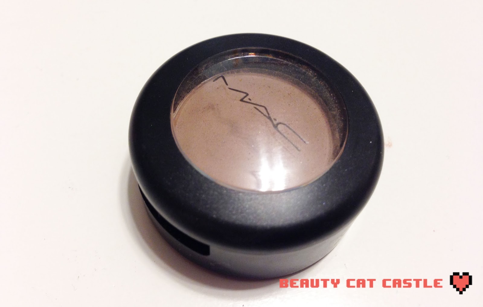 Beauty Cat Castle: Review: MAC Wedge Eyeshadow