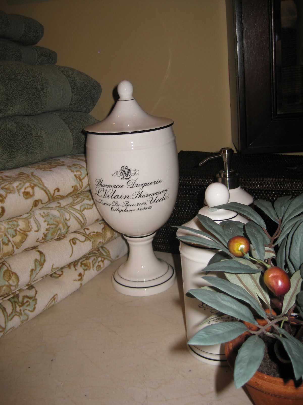 RUE MOUFFETARD: The World's Largest Pottery Barn!!