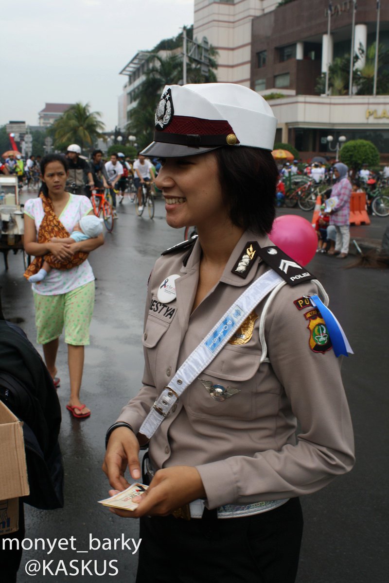 Download Kumpulan Foto Polwan Cantik Briptu Eka Frestya