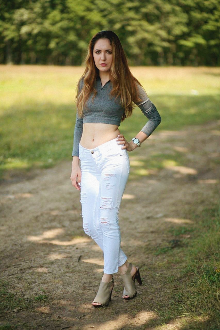 White Ripped Jeans & Crop Top | The Pretty Blossoms