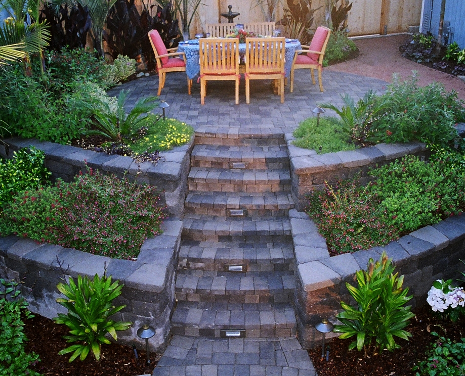 The 2 Minute Gardener: Photo - Paver Patio with County Manor Retaining ...