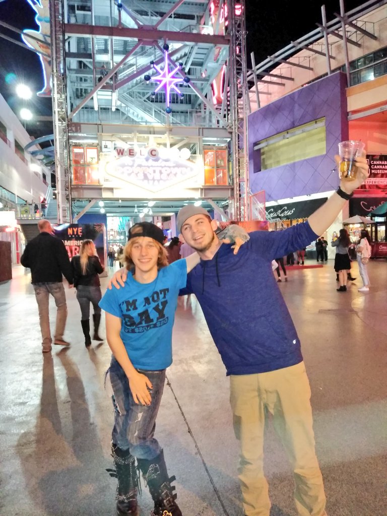 Ballbusting Boys: Interview with ballbusting newbie Elis Ataxxx