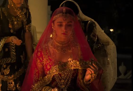 Kalank Movie Alia Bhatt Looks, Pictures and Images | Alia Bhatt as Roop