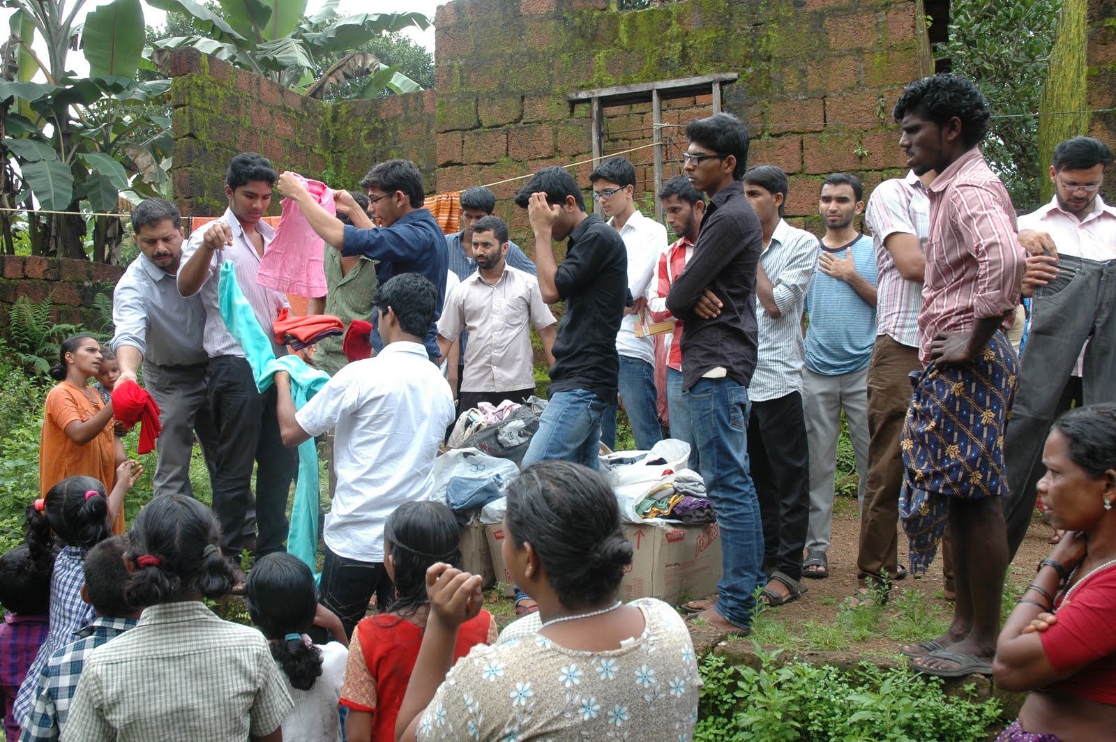 SSWA INDIA: DRESS DISTRIBUTION REGARDING ONAM AND EID...IN KALARIKAAD ...