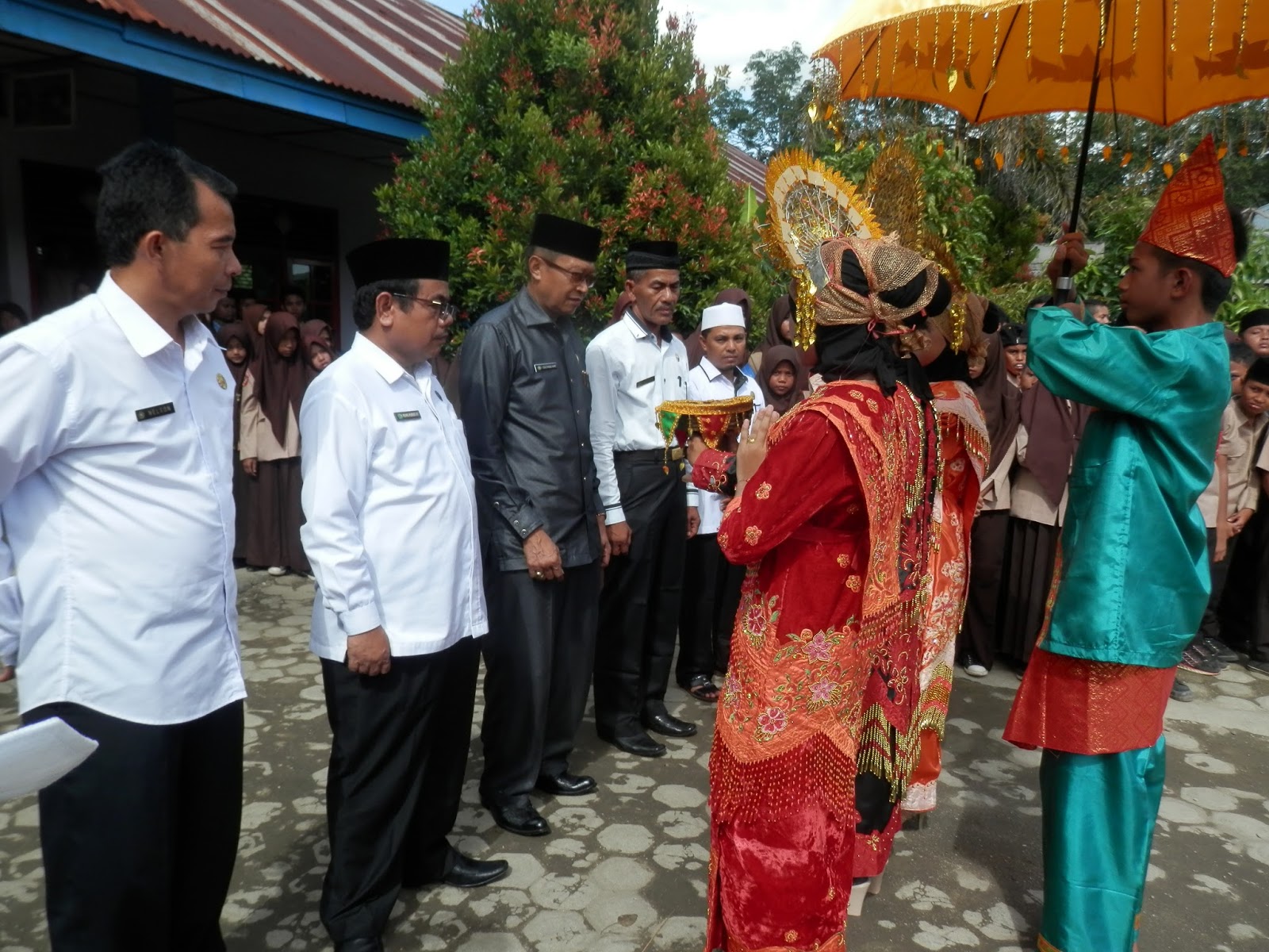 Kakanwil Provinsi Sumbar Di Sambut Dengan Tari Pasambahan Kakanwil Provinsi Sumbar Di Sambut Dengan Tari Pasambahan
