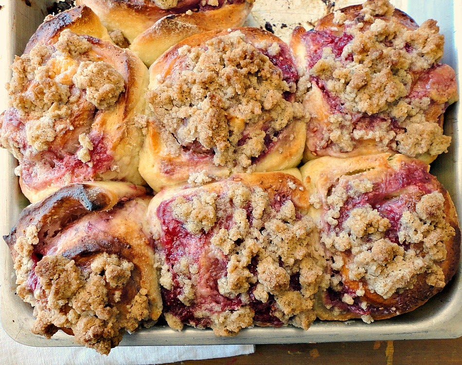 strawberry cream cheese cinnamon crumble rolls: bonheur cuisine