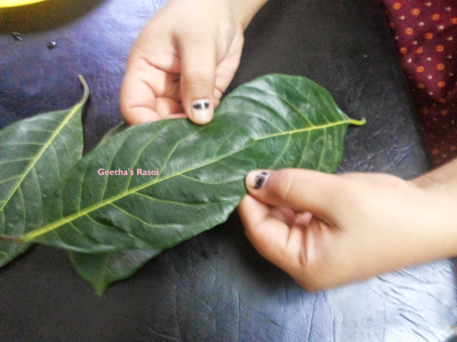 Geetha's Rasoi...: Kotto (Kottige)-Idly steamed in jackfruit leaves basket
