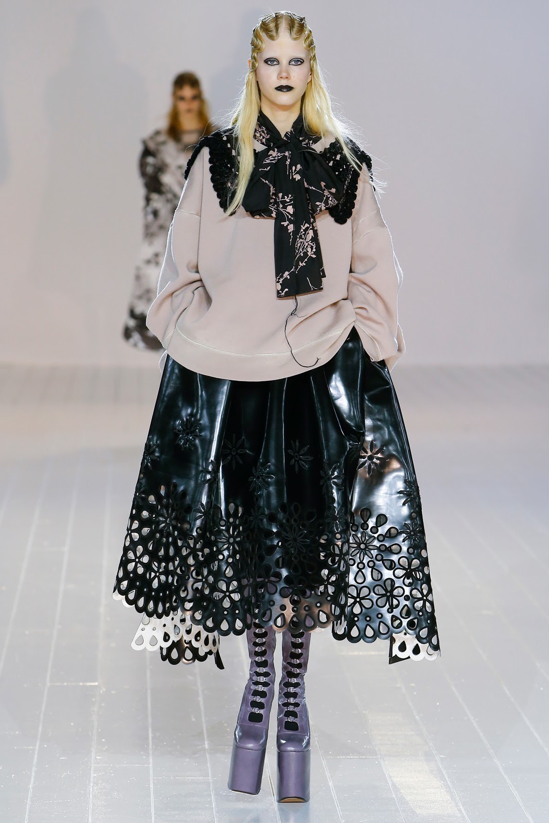 Fashion Runway | Marc Jacobs Fall 2016 : Glamorous and Gothic - New ...