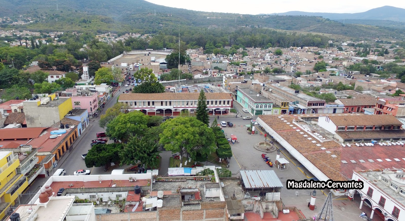 Jaime Ramos Méndez: Panorámica aérea de la plaza principal en Jiquilpan ...