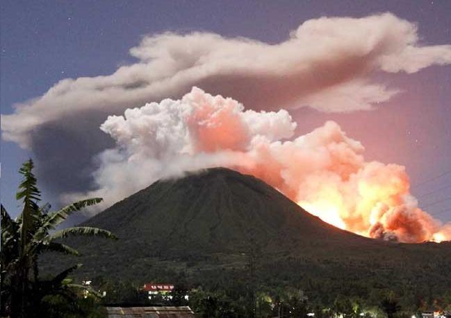 Gunung Lokon Tomohon Sulawesi Utara - Raja Alam Indah