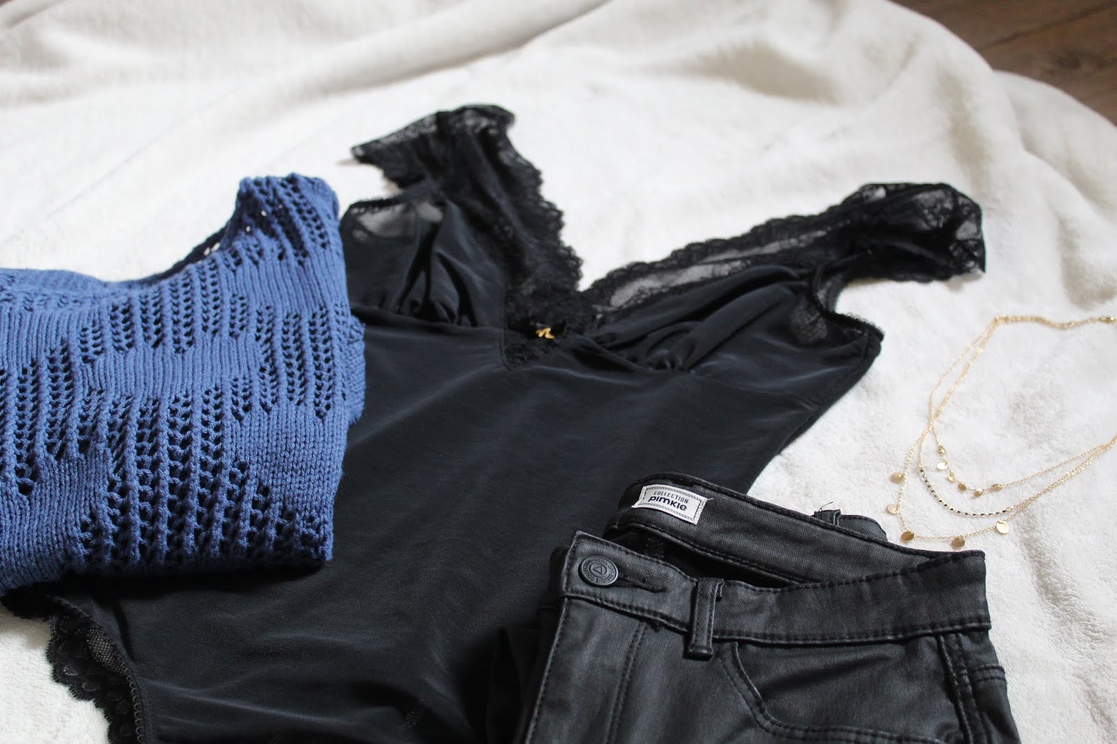 Une fille pas Parisienne: Pull ajouré et lingerie Glamuse pour un look ...