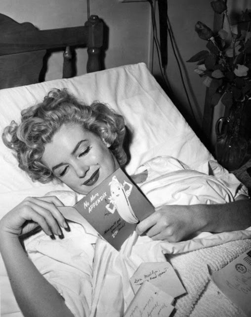 47 Interesting Vintage Photos of Marilyn Monroe Reading Book ~ Vintage ...