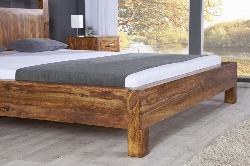 Luxusný nábytok REACTION: Luxusná posteľ z masívneho dreva