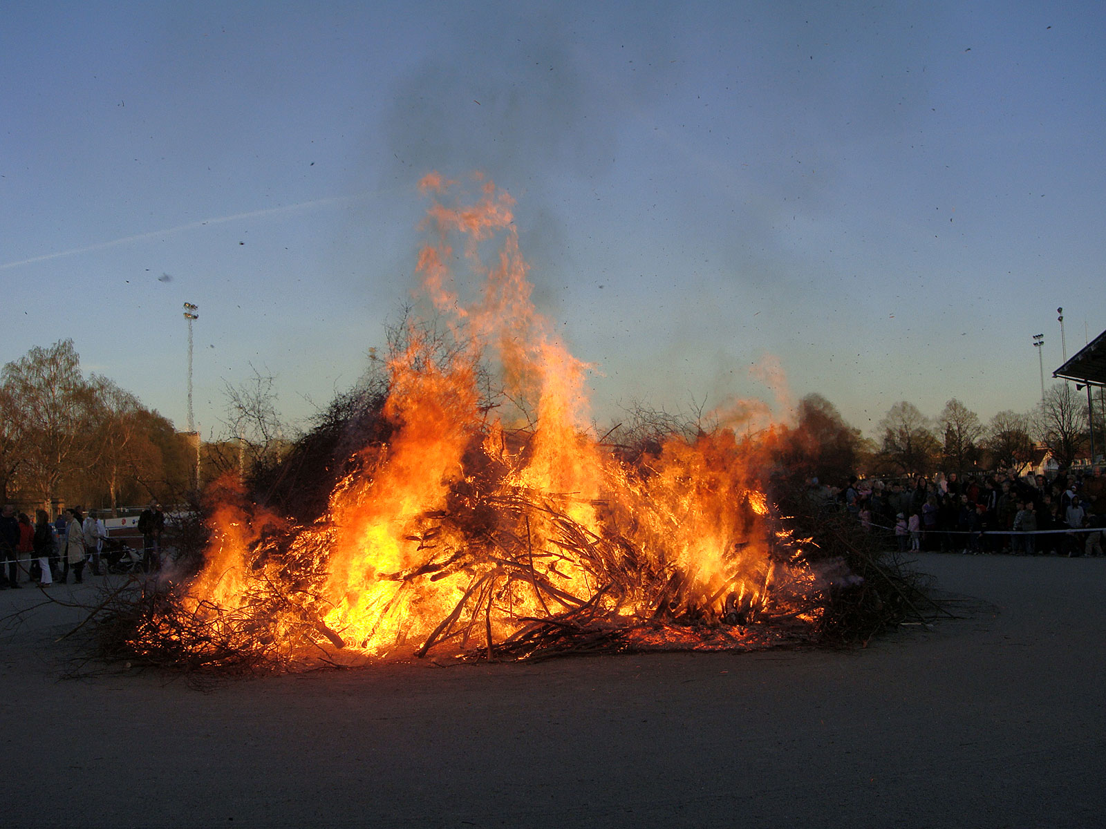 .: Sköna maj välkommen!