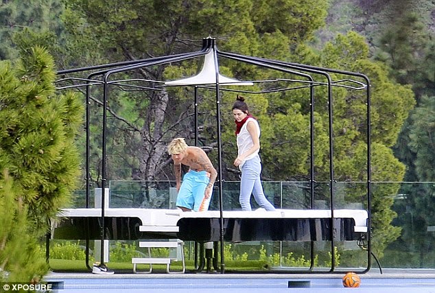 Justin Bieber, his eggplant and Kendall Jenner spotted at his back garden