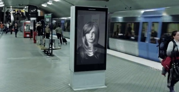 Mira lo que sucede con este panel publicitario cada vez que pasa el tren