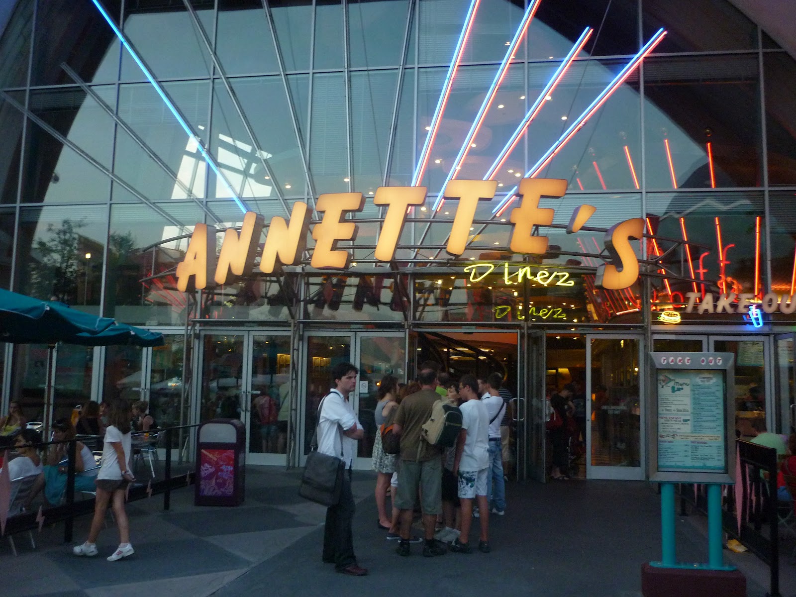 Les aventures de Miss Pingouin: Annette's Diner, Disney Village