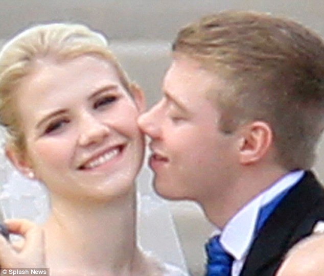Elizabeth Smart wedds Matthew Gilmour - Red Carpet Wedding