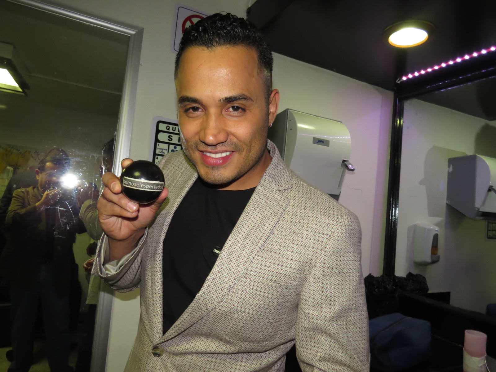 TODO AL AIRE: DANNY FRANK DE LA SALSA AL BOLERO Y TAL VEZ A LA BANDA