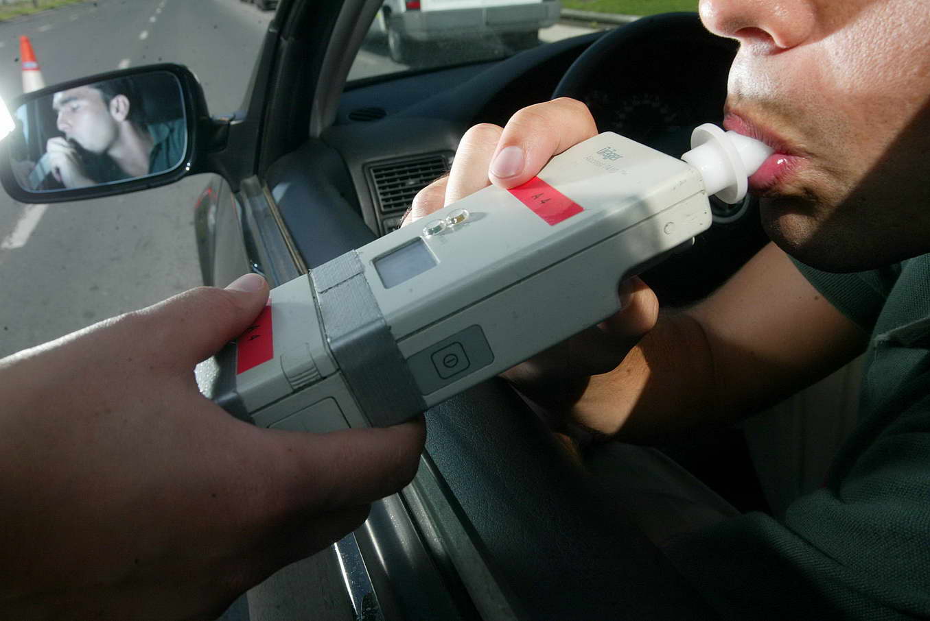 Habla Ingles Español: Breathalyzer or drunkometer.