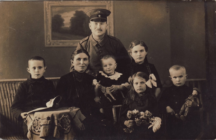 16 German Family Portrait Photographs Before the 1930s ~ vintage everyday