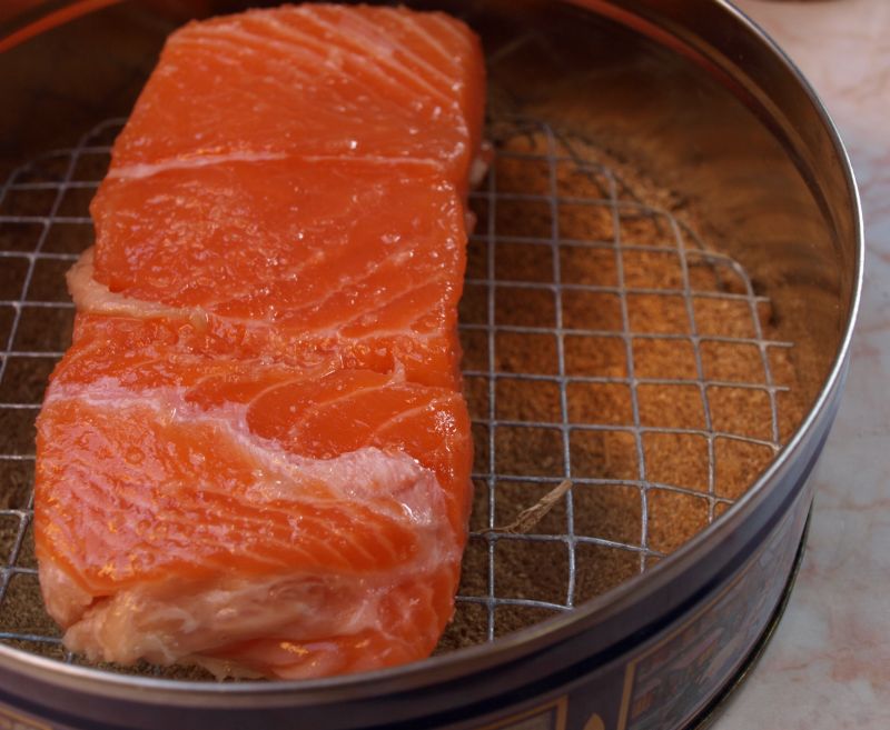 Gastro-love : Salmon smoked in a biscuit tin