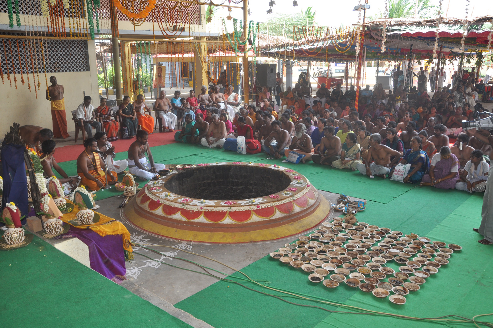 Danvantri Peedam - Universal Peedam: மஹா குருபெயர்ச்சி யாகம் இனிதே ...