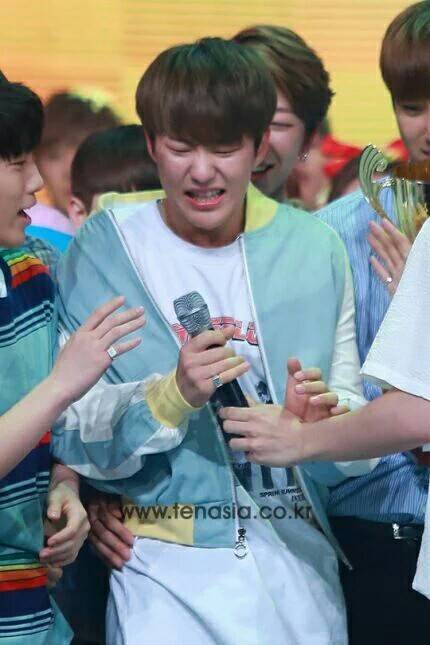 BOYFRIEND INA: [SVT PICTS] Pretty U 1st WIN 160504 @MBC SHOW CHAMPION