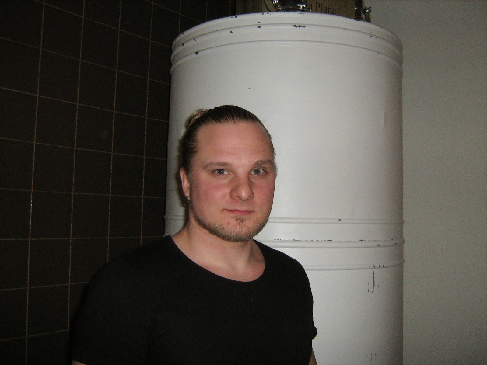 Teatterikärpäsen puraisuja : Haastattelussa Severi Saarinen