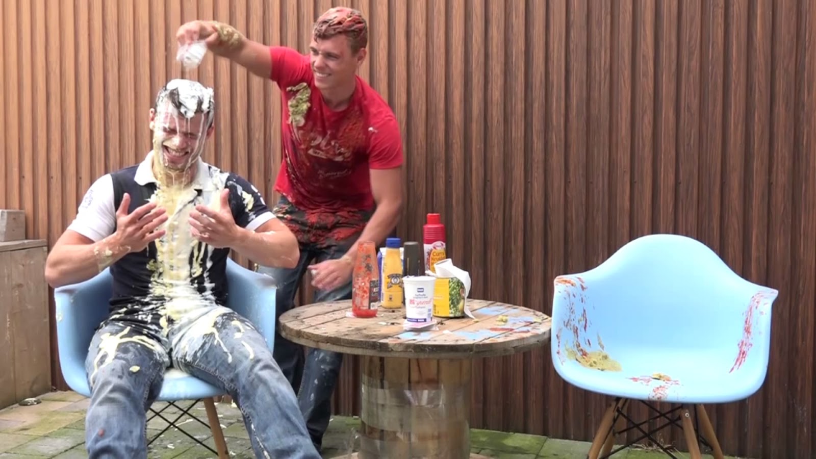 La galería del tío pringado: Pranksters pringados con comida en uno de ...